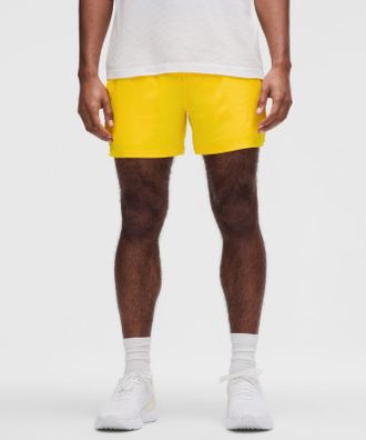 lululemon Pace Breaker Shorts ohne Liner f&uuml;r M&auml;nner - 13 cm - Gr&ouml;&szlig;e 2XL in Maize Yellow