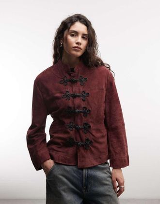Reclaimed Vintage Premium col chemin&eacute;e en daim v&eacute;ritable avec d&eacute;tail brandebourgs, framboise fonc&eacute;e-Marron