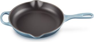 LE CREUSET Signature Gusseisen Brat- und Servierpfanne, Rund, Ø 23 cm, Für alle Herdarten inkl. Induktion geeignet, 1,93 kg, Chambray, 20182234340422