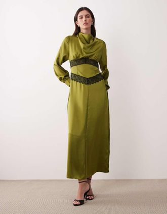 Asos Robe longue en satin &agrave; col montant et finitions en dentelle - Olive-Vert