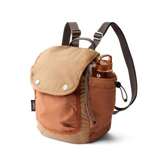 Bellroy Cinch Minipack (leichter 9-Liter-Rucksack mit externer Unterteilung und verstellbaren Schultergurten) - SandDune