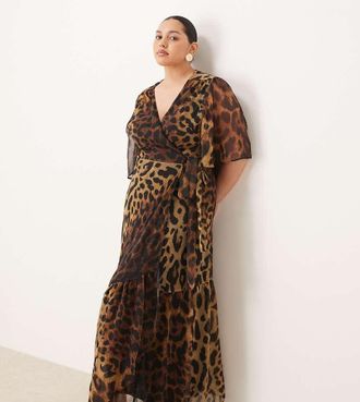 Hope & Ivy Maxikleid in Braun mit Wickeldesign vorne und Leopardenmuster-Brown
