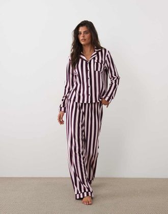 Boux Avenue ensemble de pyjama ray&eacute; en velours &agrave; revers couleur m&ucirc;re-Rouge