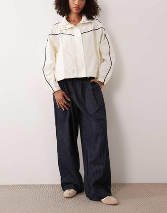 Lioness Hills Straight-Leg-Hose in Blau mit Nadelstreifen-Schwarz