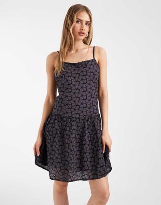 Pieces Robe courte brod&eacute;e &agrave; taille basse en coton - Noir