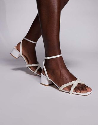 Steve Madden Gabby-P - Satin-Sandaletten in Elfenbeinwei&szlig; mit Blockabsatz und Perlendetails