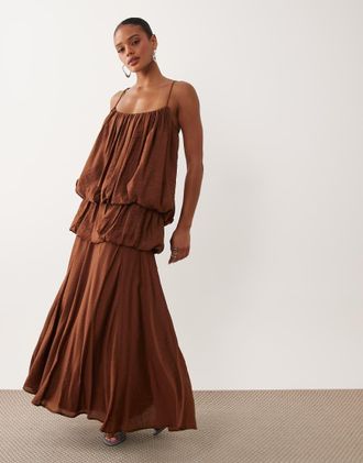 Asos Robe longue et bouffante avec bretelles fines et volants &eacute;tag&eacute;s - Marron-multicolore