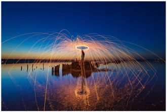 Wallario K&uuml;chenr&uuml;ckwand aus Glas 90 x 60 cm, Motiv: Feuerkreise am Wasser | Spritzschutz abwischbar & pflegeleicht