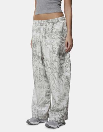 Good For Nothing Weite Camo-Jogginghose in Hellgrau mit Logo-Stickerei