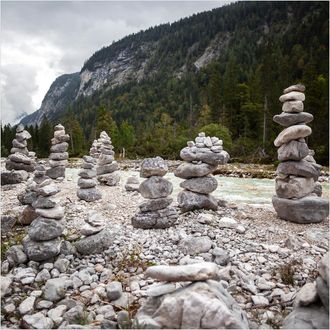 Wallario Sticker/Aufkleber f&uuml;r K&uuml;hlschrank/Geschirrsp&uuml;ler/K&uuml;chenschr&auml;nke, Selbstklebende Folie - 60 x 60 cm, Motiv: Steinm&auml;nnchen am Wasser