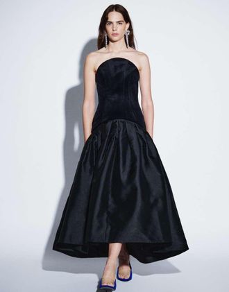 Asos tr&auml;gerloses Maxikleid aus gebondetem Samt mit volumin&ouml;sem Satinrock in Schwarz