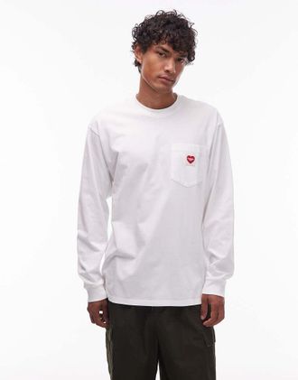 Carhartt Work in Progress Lang&auml;rmliges Loose Fit Shirt in Wei&szlig; mit Brusttasche mit Herzmotiv