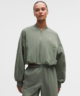 lululemon Crinkle Nylon Track Jacket Wordmark f&uuml;r Frauen - Gr&ouml;&szlig;e XL in Willow Leaf/Fog Green