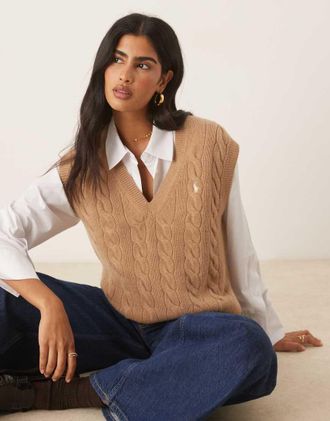 Polo Ralph Lauren Pull col V sans manches en maille torsad&eacute;e de laine m&eacute;lang&eacute;e avec logo signature - Camel-Neutre