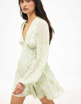 NA-KD besticktes Chiffon-Minikleid mit langen &Auml;rmeln in Salbeigr&uuml;n