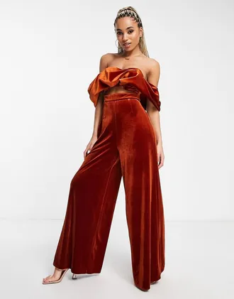 Asos Schulterfreier Samt-Jumpsuit in Rostrot mit weitem Bein-Braun