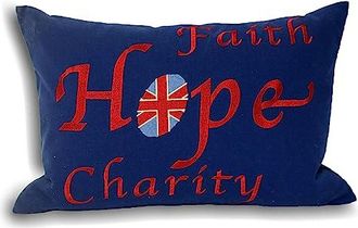 Riva Paoletti Faith Sticked Polyester gefülltes Kissen