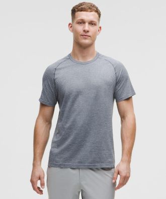 lululemon Metal Vent Tech T-Shirt f&uuml;r M&auml;nner - Gr&ouml;&szlig;e M in Vapor/Solar Grey