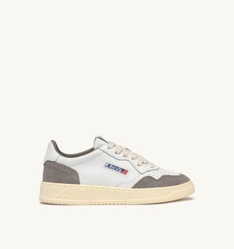 Autry BASKETS MEDALIST LOW EN CUIR BLANC ET DAIM CIMENT