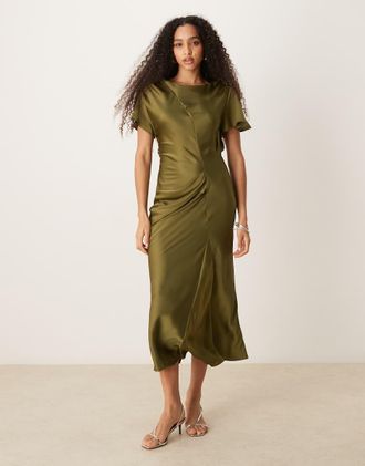 Asos Robe longue en satin à manches évasées - Olive-Vert
