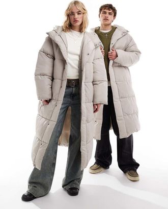 Collusion Unisex - Maxi-Puffermantel in Stein mit Kapuze-Neutral