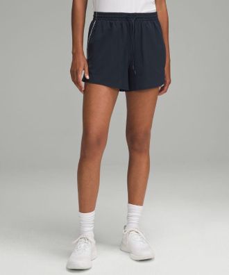 lululemon Short d&eacute;contract&eacute; l&eacute;ger taille haute Doublure longue pour Femmes - 8 cm - Blanc/Bleu - Taille 14
