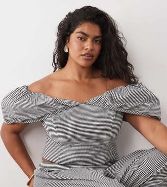 Asos Curve - Top densemble &agrave; carreaux vichy avec ourlet &agrave; basque et &eacute;paules d&eacute;nud&eacute;es-multicolore