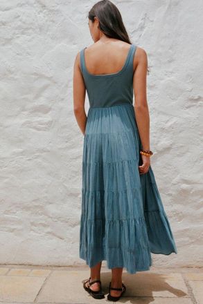 Next Midikleid Gestuftes, &auml;rmelloses Sommerkleid in Midil&auml;nge (1-tlg)
