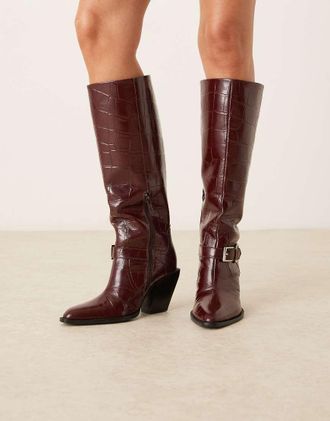 Asos Carson - Kniehohe Cowboy-Schlupfstiefel aus Leder in Burgunderrot mit Kroko-Struktur und Riemendetail