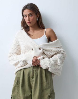 Asos Strickjacke mit Schalkragen und Zopfmuster in Cremewei&szlig;
