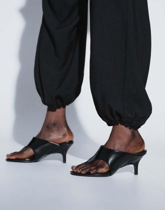 Asos TTYA LAB sandales &agrave; petit talon &agrave; entre-doigts noires