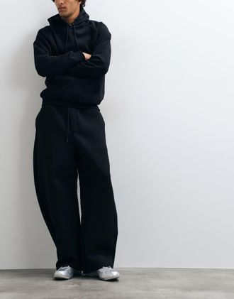 Weekday jogger en tissu effet scuba &agrave; jambe barrel, taille &eacute;lastiqu&eacute;e, noir