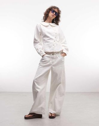 Reclaimed Vintage Veste en jean densemble asym&eacute;trique &agrave; d&eacute;tail nou&eacute; - Blanc