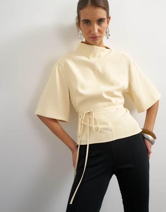 Topshop hochgeschlossenes Kurzarmtop mit Bindeband-Detail in Buttermilk-Wei&szlig;