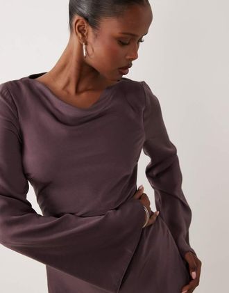 Asos Robe longue en satin avec manches &eacute;vas&eacute;es - Marron raisin marbr&eacute;