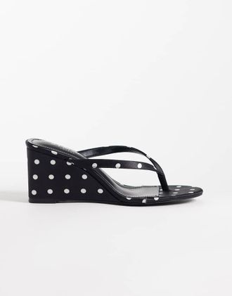 Simmi London Simmi London - Zehenstegsandalen in Schwarz mit Keilabsatz und Polka Dots
