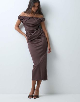 Asos robe mi-longue structur&eacute;e avec d&eacute;tail fronc&eacute; aux &eacute;paules d&eacute;nud&eacute;es, couleur chocolat-Marron