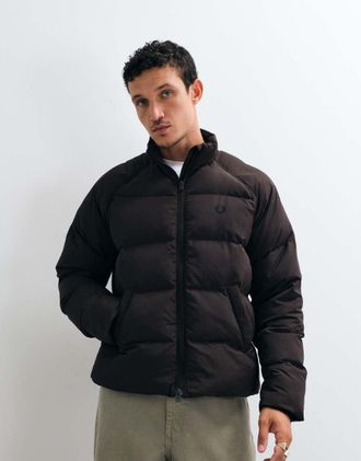 Fred Perry veste matelass&eacute;e &agrave; manches raglan en marron fonc&eacute;