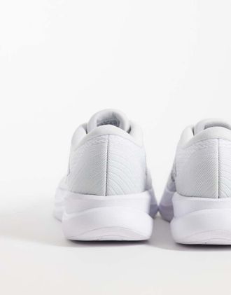 adidas adidas Running Run Falcon 6 baskets blanches et noires