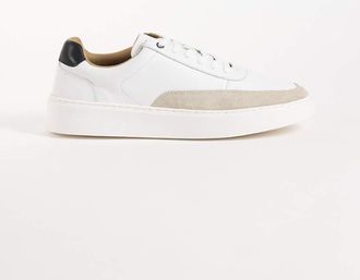 Asos Schn&uuml;rsneaker aus wei&szlig;em Leder mit schwarzer Fersenkerbe und Wildlederdetail in Steinfarbe