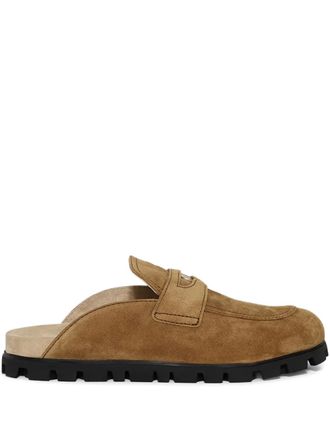 Miu Miu mocassins en daim &agrave; d&eacute;tail de logo - Vert