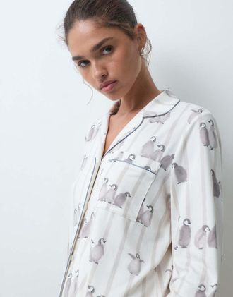Chelsea Peers ensemble de pyjama boutonn&eacute; ultra doux &agrave; imprim&eacute; pingouin blanc