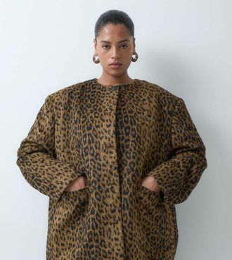 Asos Curve ASOS DESIGN Curve veste courte sans col en faux poil de poney bross&eacute; &agrave; imprim&eacute; animal-Marron