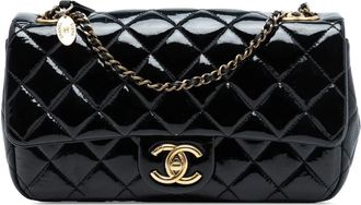 Chanel Hobo Bags - Paris Salzburg Medium Patent Goatskin CC Eyelet Fl - Gr. unisize - in Schwarz - f&uuml;r Damen