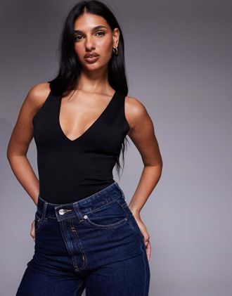 Good American Body in Schwarz mit tiefem V-Ausschnitt