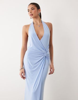 Asos Robe longue pr&egrave;s du corps &agrave; d&eacute;tail torsad&eacute; et d&eacute;collet&eacute; plongeant - Bleu pastel
