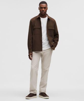 lululemon Slacker Hose im Classic Fit mit geradem Bein f&uuml;r M&auml;nner - 81 cm - Khaki - Gr&ouml;&szlig;e 28