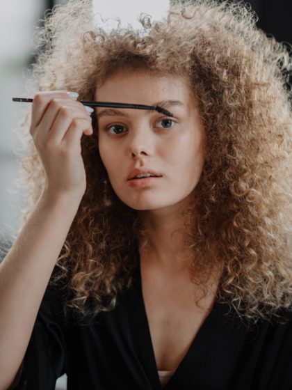 Mit diesen 4 Tipps wachsen überzupfte Augenbrauen nach