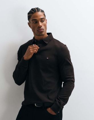 Tommy Hilfiger Polohemd mit Flaggenlogo und langen &Auml;rmeln in Braun