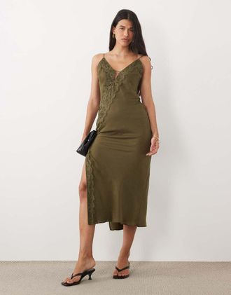 Asos Satin-Cami-Midikleid im schr&auml;gen Schnitt mit Spitzenbesatz und Seitendetail in Olivgr&uuml;n-Multi
